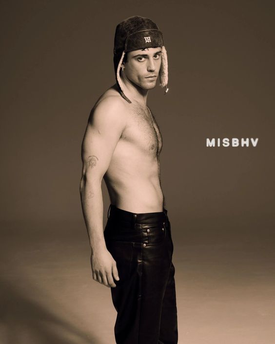 CHẤT LỪ VÀ CÁ TÍNH CÙNG NHỮNG MẪU ÁO CỦA NHÀ MISBHV – ETEFT AUTHENTIC